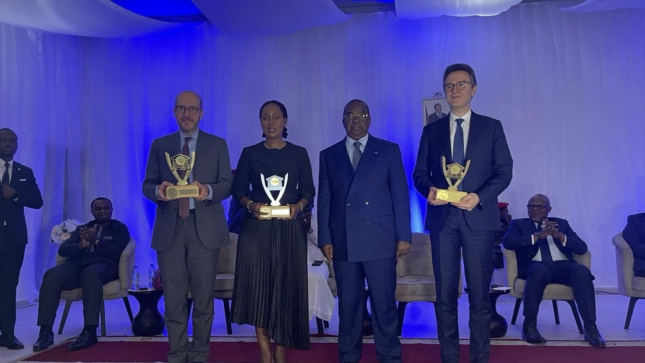 Le Cameroun récompense 9 banques locales pour leur implication dans le ...