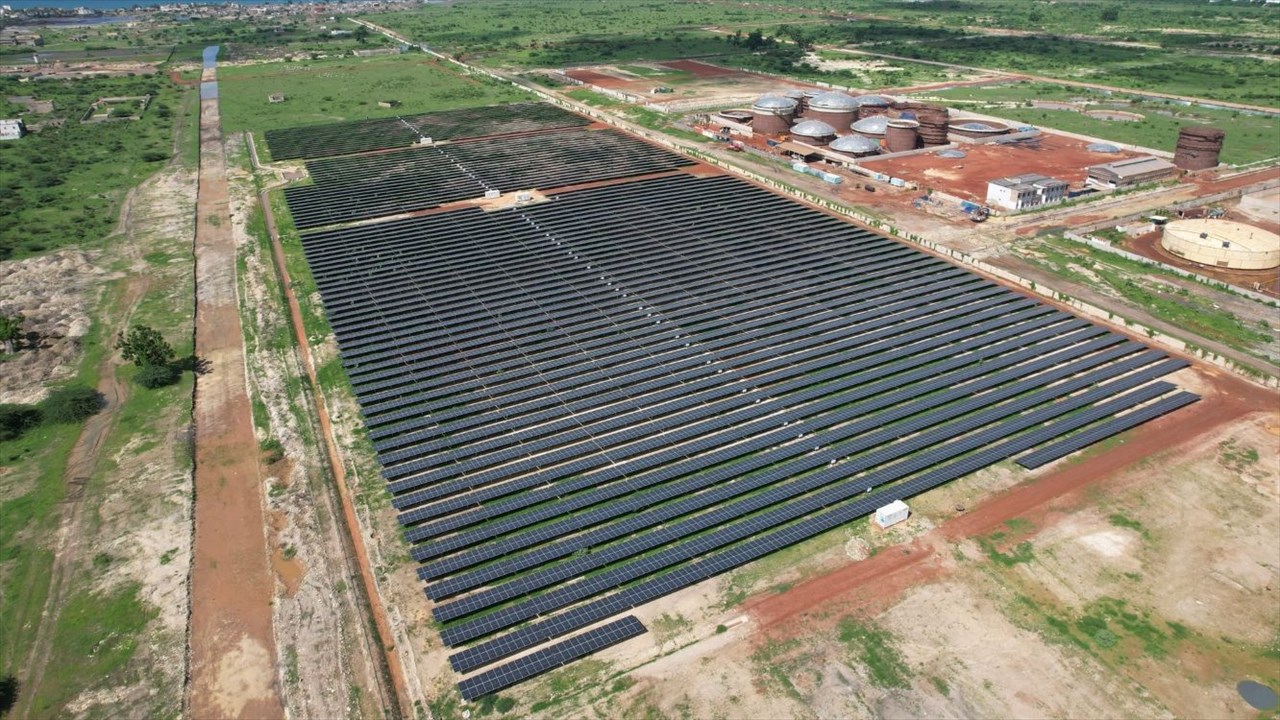 Le groupe AXIAN mise sur quatre projets solaires de 50 MWc au Bénin